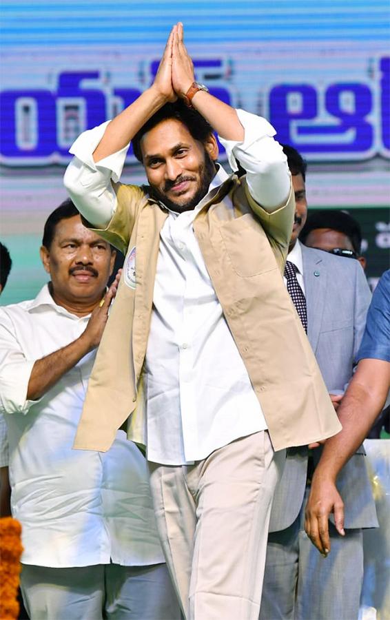 విజయవాడ వాహనమిత్ర సభలో సీఎం జగన్‌ (ఫొటోలు) | YSR Vahana Mitra Scheme: CM YS Jagan At YSR Vahana ...